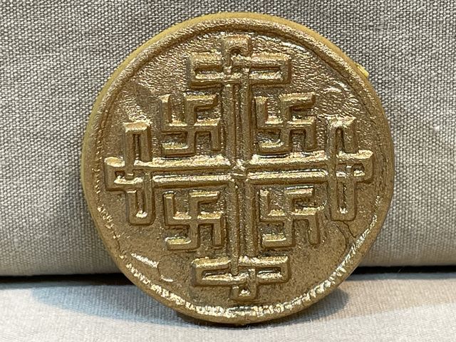 Bunker Militaria: Original Nazi Era German Plastic Tinnie, GOLDBRAKTEAI