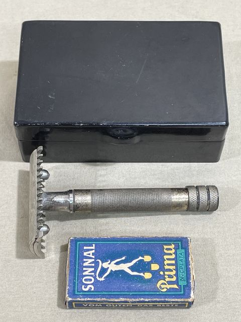 Bunker Militaria: Original WWII Era German Metal Razor, Blades and ...