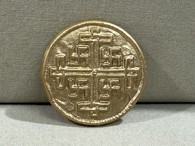 Bunker Militaria: Original Nazi Era German Plastic Tinnie, GOLDBRAKTEAI