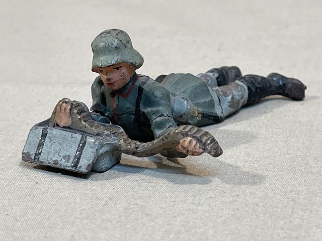 Bunker Militaria: Original Nazi Era German Toy Soldier Feeding MG, LINEOL